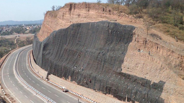 Caso de estudio: análisis de caída de rocas en taludes